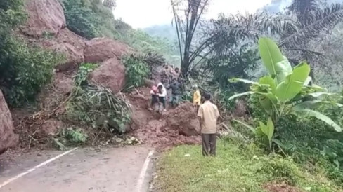 Longsoran Batu Besar Lumpuhkan Jalur Garut-Bandung Via Talegong