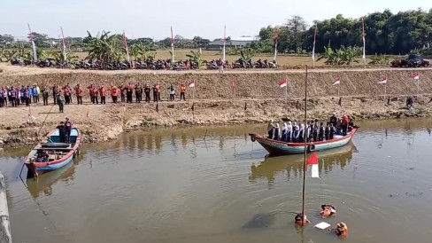 Warga Gelar Upacara HUT Kemerdekaan RI Ke-78 di Sungai Juwana Pati