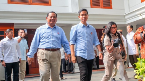 Prabowo-Gibran Kompak Kenakan Kemeja Biru saat Daftar ke KPU dan Tes ...