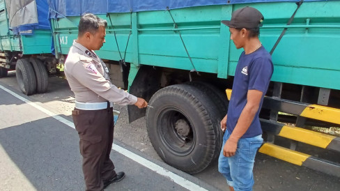 Aksi Polisi di Lumajang Kejar-kejaran dengan Truk Gandeng Usai Tabrak ...