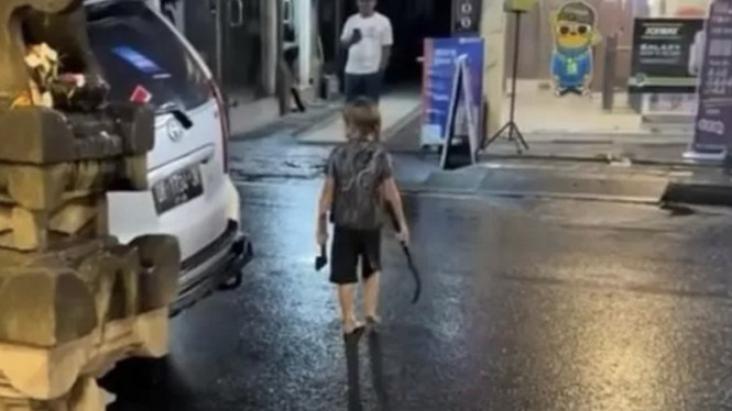 Bocah Ukraina 'Si Kocong' yang Terlantar di Jalanan Ubud Bali Akhirnya ...