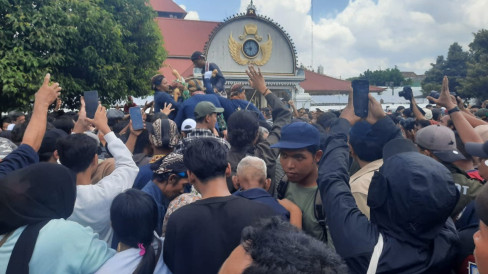 Ratusan Wisatawan Berebut Keberkahan dari Gunungan Grebeg Maulud di ...