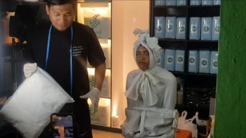 Viral Media Sosial, Melihat Lebih Dekat Pedagang Kafan Pakai Cosplay ...
