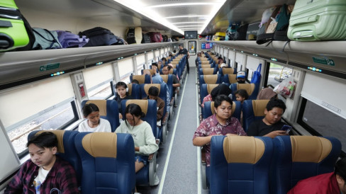 Kereta Api Direct Train Semarang-Jakarta Angkut 1.105 Penumpang dalam 3 ...
