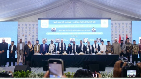Lulus Dengan Predikat Summa Cumlaude, Ustaz Adi Hidayat Resmi Sandang ...