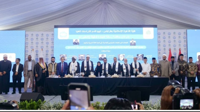 Lulus Dengan Predikat Summa Cumlaude, Ustaz Adi Hidayat Resmi Sandang ...