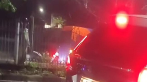 Viral! Diduga Mabuk dan Lawan Arah di Kebon Jeruk, Sebuah Mobil Jadi ...