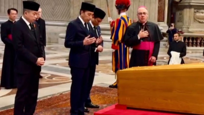 Hadir di Vatikan, Jokowi Sampaikan Pesan Prabowo di Pemakaman Paus ...