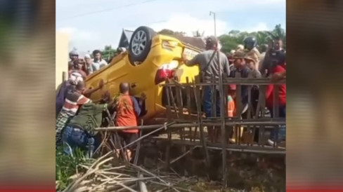Viral, Warga Rusak Mobil Milik Polisi yang Digunakan Untuk Merampok di ...