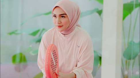 5 Potret Selebriti Berhijab yang Doyan Main Padel, Tetap Terlihat Sporty dan Cantik Meski dalam ...