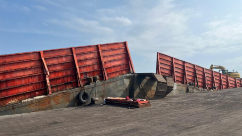 Kapal Tongkang Bermuatan Batu Split Patah Saat Bongkar Muat di ...