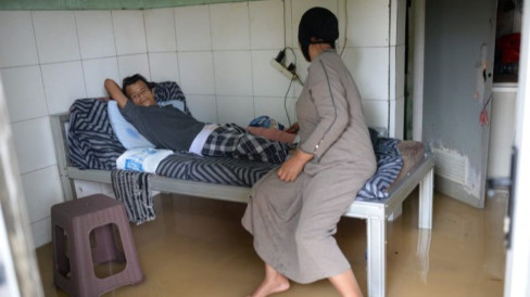 Puluhan Pasien Klinik Pengobatan Tradisional Terjebak Banjir di Baros ...