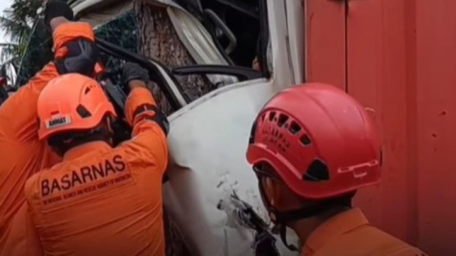 Tim SAR Gabungan Evakuasi Korban Kecelakaan yang Terjepit dalam Mobil ...