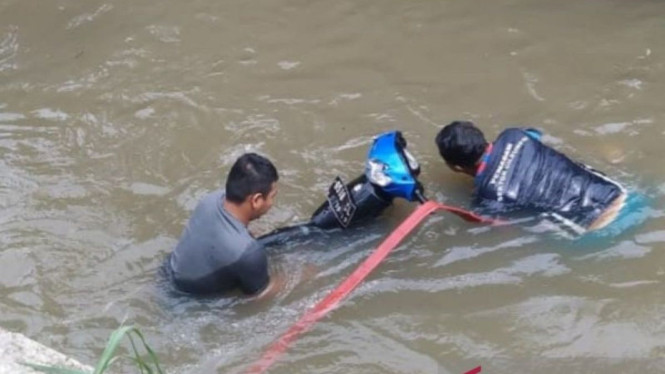Banjir Bogor Picu Dua Motor Tercebur ke Kali Metland, Damkar Evakuasi ...