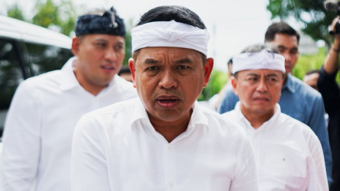 Reaksi KDM usai Didesak Hadirkan Mantan Istri dan Anak Aman Yani di ...