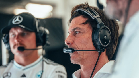 Toto Wolff Tak Ingin Bertarung dengan Lewis Hamilton untuk Perebutan ...