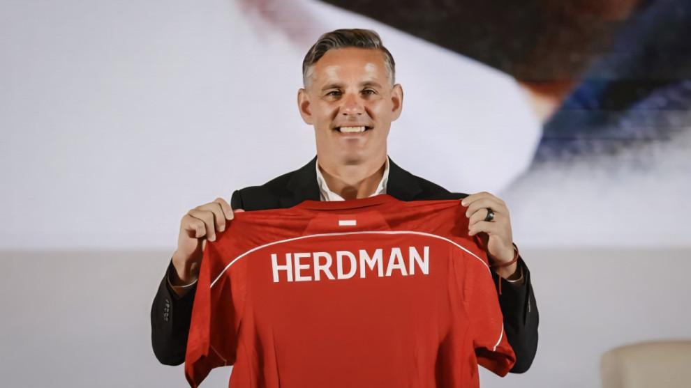 Full Senyum atau Tekanan? Debut John Herdman dan Comeback Elkan Baggott ...